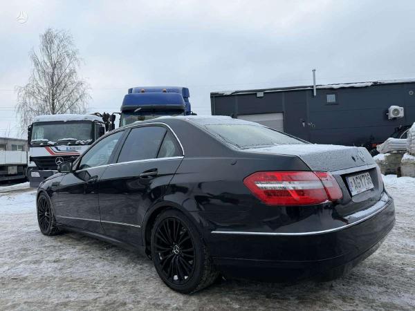 Black Mercedes-Benz e-250 2010 in Kaunas, with an engine capacity of 2.14 L and mileage of 356 thousand km for 5850 €, photo 3 on AUTOMOTO.COM.LV