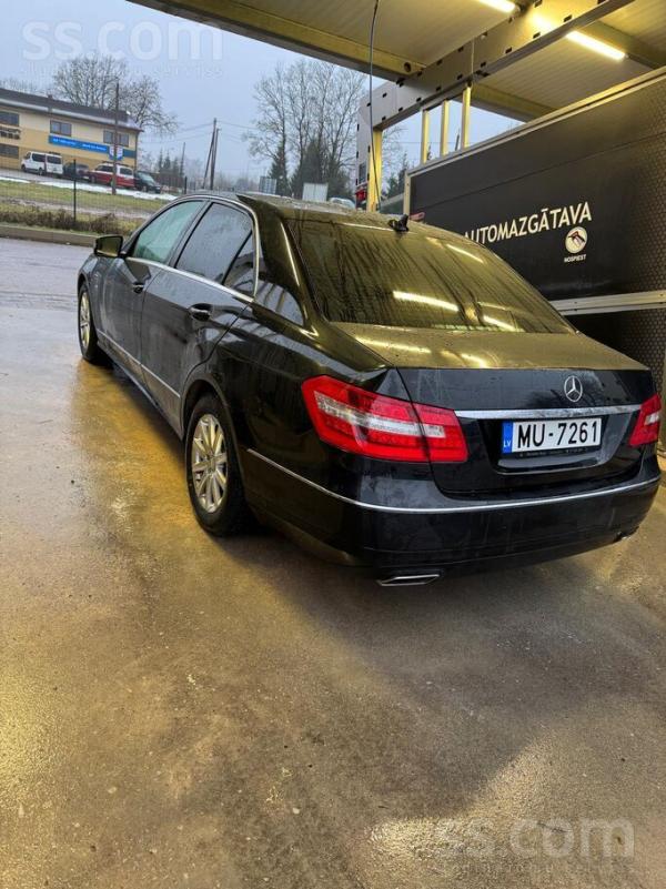 Черный Мерседес E 250 2011 в Рига, объемом двигателя 1.80 л и пробегом 380 тыс. км за 4000 €, фото 1 на AUTOMOTO.COM.LV