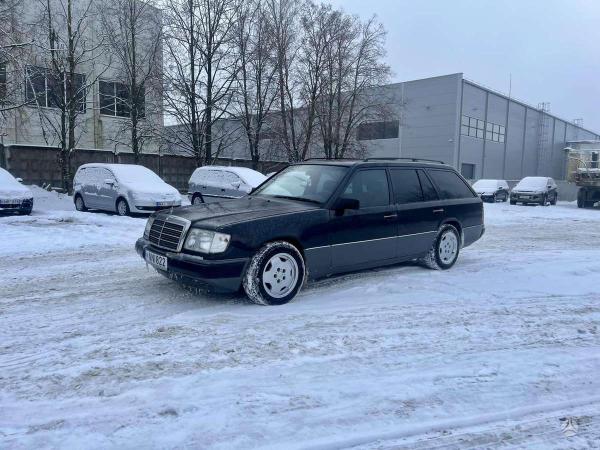 Черный Мерседес E 250 1992 в Каунас, объемом двигателя 2.50 л и пробегом 450 тыс. км за 3100 €, фото 1 на AUTOMOTO.COM.LV