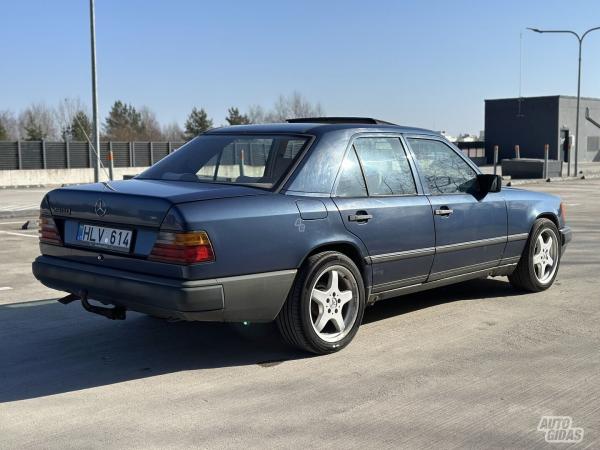 Blue Mercedes-Benz e-250 1987 in Vilnius, with an engine capacity of 2.50 L and mileage of 282 thousand km for 1599 €, photo 4 on AUTOMOTO.COM.LV