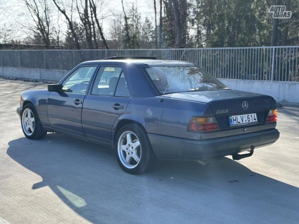 Blue Mercedes-Benz e-250 1987 in Vilnius, with an engine capacity of 2.50 L and mileage of 282 thousand km for 1599 €, photo 6 on AUTOMOTO.COM.LV