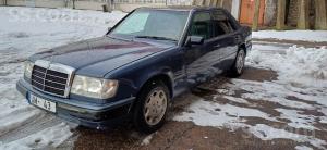 Zils Mercedes-Benz e-250 1991 Liepāja, ar dzinēja tilpumu 2.50 L un nobraukumu 447 tūkst. km par 2500 €, foto  vietnē AUTOMOTO.COM.LV