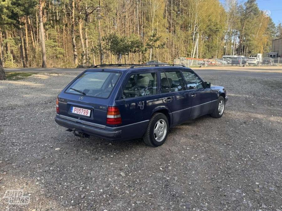 Blue Mercedes-Benz e-250 1994 in Jonava, with an engine capacity of 2.50 L and mileage of 560 thousand km for 5150 €, photo 6 on AUTOMOTO.COM.LV