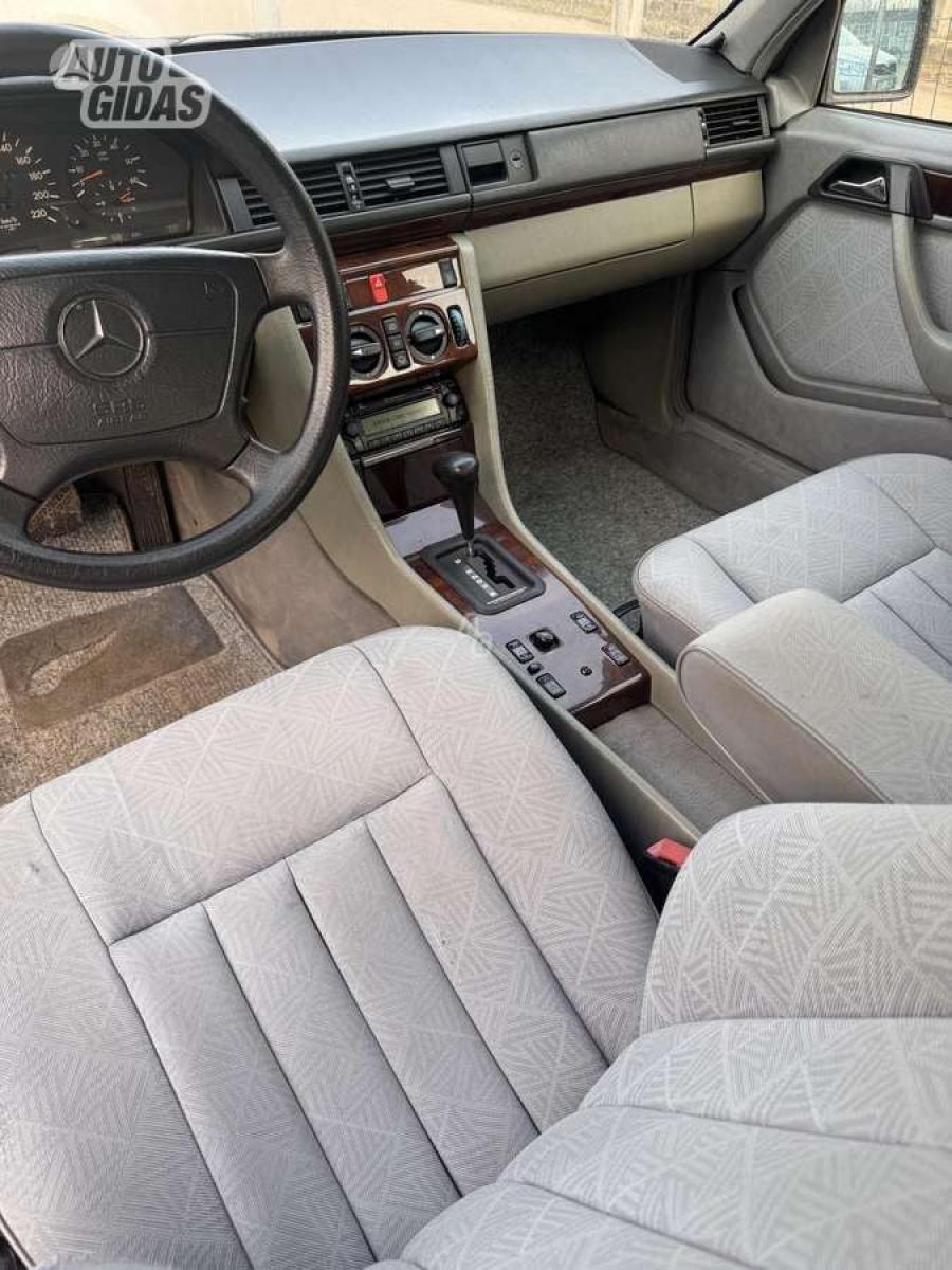 Blue Mercedes-Benz e-250 1994 in Jonava, with an engine capacity of 2.50 L and mileage of 560 thousand km for 5150 €, photo 17 on AUTOMOTO.COM.LV