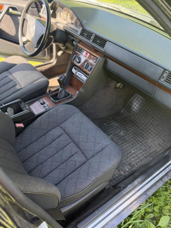 Blue Mercedes-Benz e-250 1995 in Keila, with an engine capacity of 2.50 L and mileage of 382 thousand km for 3000 €, photo 5 on AUTOMOTO.COM.LV