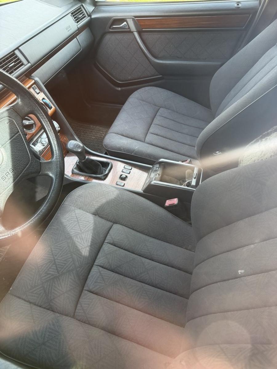 Zils Mercedes-Benz e-250 1995 Keila, ar dzinēja tilpumu 2.50 L un nobraukumu 382 tūkst. km par 3000 €, foto 21 vietnē AUTOMOTO.COM.LV