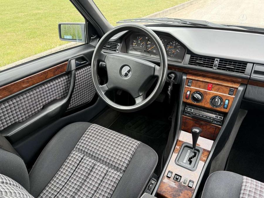 Brūns Mercedes-Benz e-250 1991 Raseiniai, ar dzinēja tilpumu 2.50 L un nobraukumu 239 tūkst. km par 8300 €, foto 3 vietnē AUTOMOTO.COM.LV