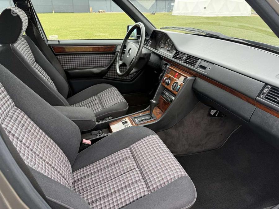 Brūns Mercedes-Benz e-250 1991 Raseiniai, ar dzinēja tilpumu 2.50 L un nobraukumu 239 tūkst. km par 8300 €, foto 31 vietnē AUTOMOTO.COM.LV