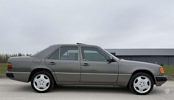 Мерседес E 250 1991 в Расейняй на AUTOMOTO.COM.LV Коричневый Мерседес E 250 1991 в Расейняй, объемом двигателя 2.50 л и пробегом 239 тыс. км за 8300 €, фото 1 на AUTOMOTO.COM.LV