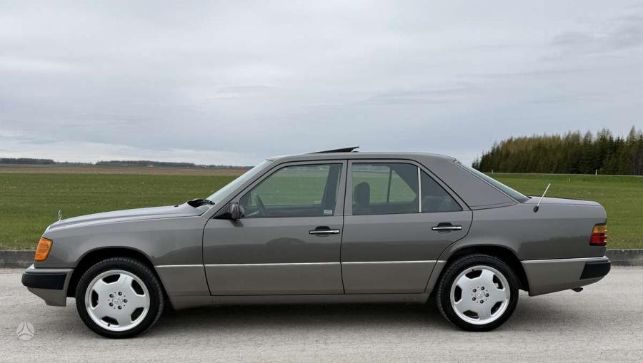 Brown Mercedes-Benz e-250 1991 in Raseiniai, with an engine capacity of 2.50 L and mileage of 239 thousand km for 8300 €, photo 22 on AUTOMOTO.COM.LV