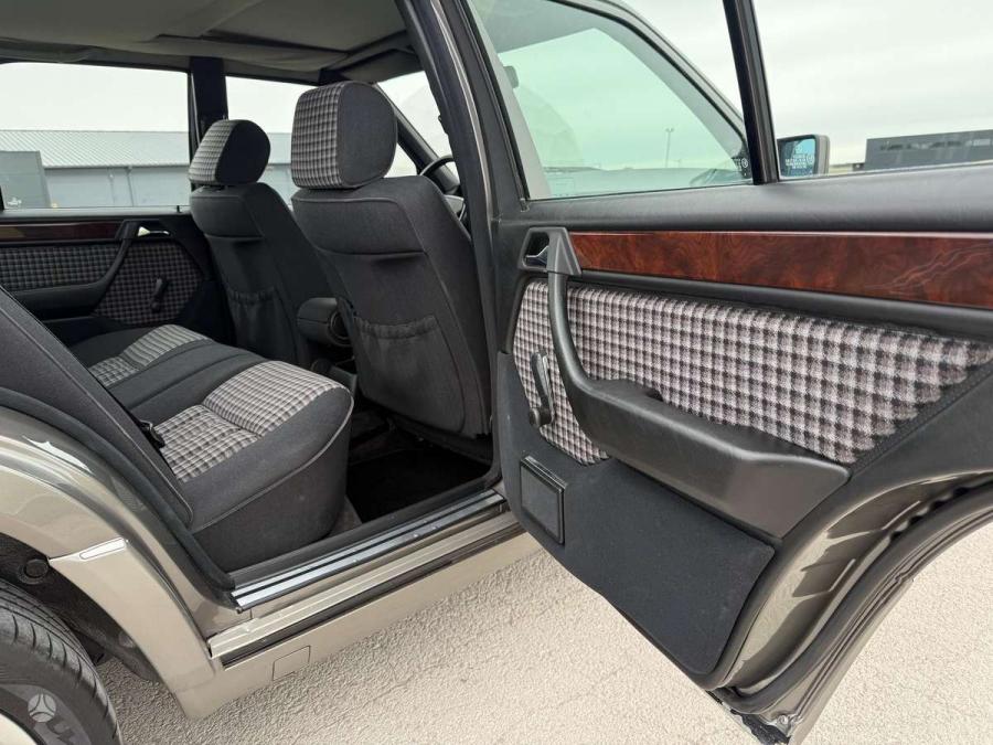 Brown Mercedes-Benz e-250 1991 in Raseiniai, with an engine capacity of 2.50 L and mileage of 239 thousand km for 8300 €, photo 35 on AUTOMOTO.COM.LV