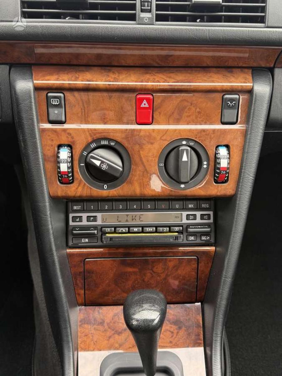 Brown Mercedes-Benz e-250 1991 in Raseiniai, with an engine capacity of 2.50 L and mileage of 239 thousand km for 8300 €, photo 39 on AUTOMOTO.COM.LV