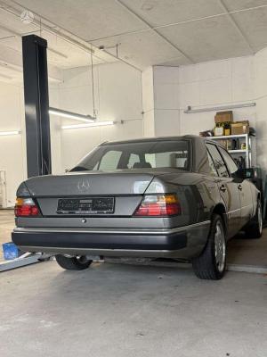 Brown Mercedes-Benz e-250 1991 in Raseiniai, with an engine capacity of 2.50 L and mileage of 239 thousand km for 8300 €, photo 55 on AUTOMOTO.COM.LV