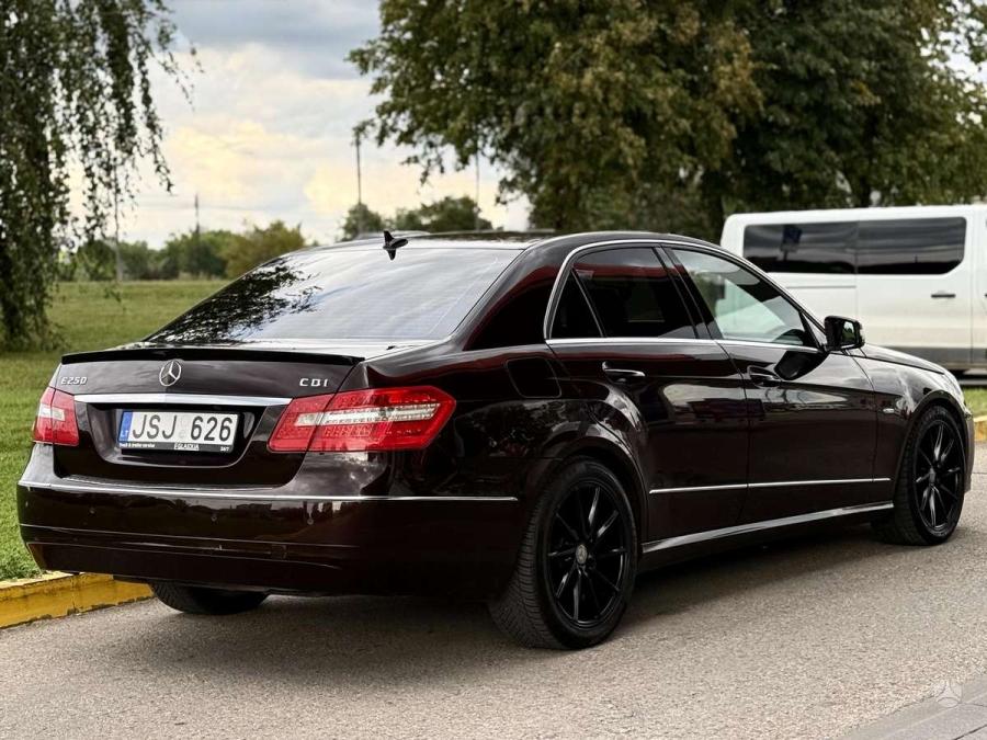 Brown Mercedes-Benz e-250 2010 in Kaunas, with an engine capacity of 2.14 L and mileage of 345 thousand km for 7000 €, photo 4 on AUTOMOTO.COM.LV