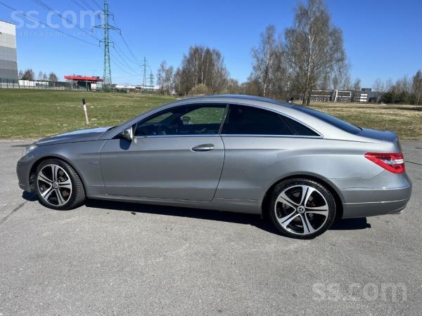 Серый Мерседес E 250 2009 в Рига, объемом двигателя 2.20 л и пробегом 296 тыс. км за 6400 €, фото 1 на AUTOMOTO.COM.LV
