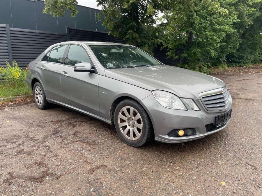 Pelēks Mercedes-Benz e-250 2010 Viļņa, ar dzinēja tilpumu 2.14 L un nobraukumu 300 tūkst. km par 4400 €, foto 3 vietnē AUTOMOTO.COM.LV