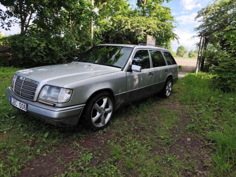 Pelēks Mercedes-Benz e-250 1995 Šauļi, ar dzinēja tilpumu 2.50 L un nobraukumu 380 tūkst. km par 2400 €, foto 1 vietnē AUTOMOTO.COM.LV
