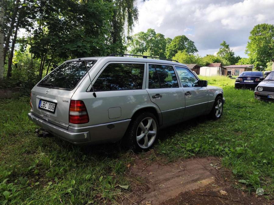 Pelēks Mercedes-Benz e-250 1995 Šauļi, ar dzinēja tilpumu 2.50 L un nobraukumu 380 tūkst. km par 2400 €, foto 6 vietnē AUTOMOTO.COM.LV