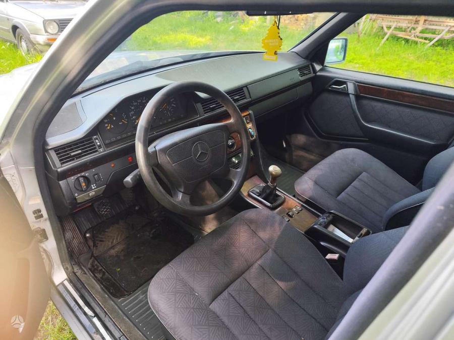 Pelēks Mercedes-Benz e-250 1995 Šauļi, ar dzinēja tilpumu 2.50 L un nobraukumu 380 tūkst. km par 2400 €, foto 8 vietnē AUTOMOTO.COM.LV
