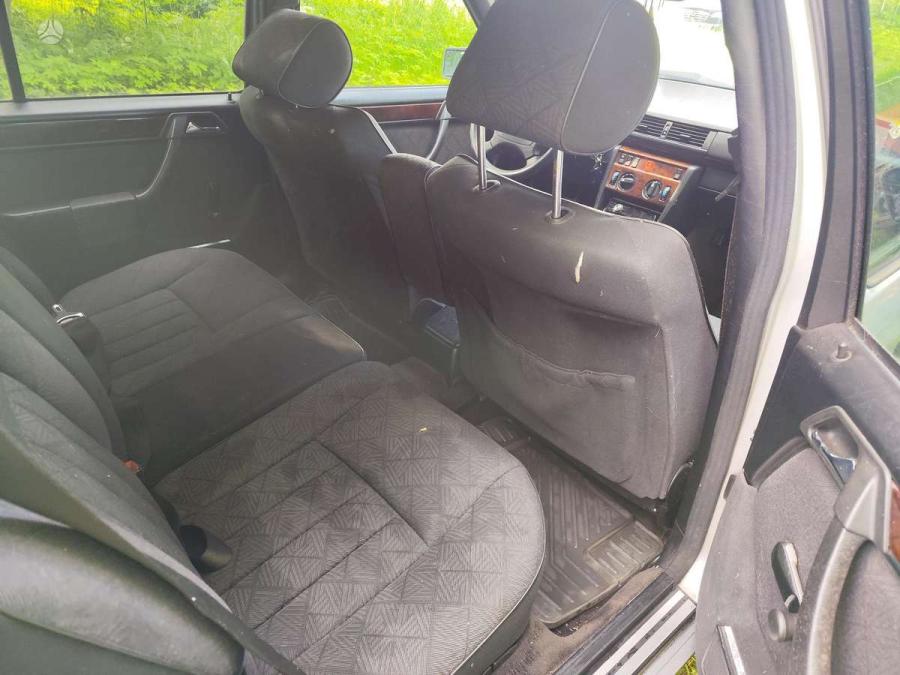 Pelēks Mercedes-Benz e-250 1995 Šauļi, ar dzinēja tilpumu 2.50 L un nobraukumu 380 tūkst. km par 2400 €, foto 10 vietnē AUTOMOTO.COM.LV