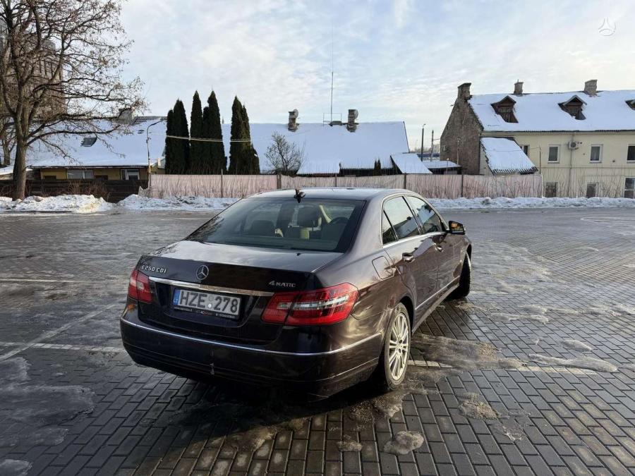 Red Mercedes-Benz e-250 2012 in Vilnius, with an engine capacity of 2.14 L and mileage of 221 thousand km for 9200 €, photo 4 on AUTOMOTO.COM.LV