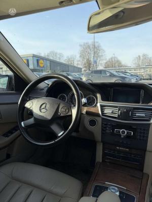 Red Mercedes-Benz e-250 2012 in Vilnius, with an engine capacity of 2.14 L and mileage of 221 thousand km for 9200 €, photo 8 on AUTOMOTO.COM.LV