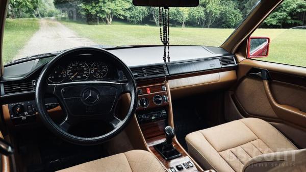 Red Mercedes-Benz e-250 1994 in Cesis, with an engine capacity of 2.50 L and mileage of 340 thousand km for 5500 €, photo 7 on AUTOMOTO.COM.LV