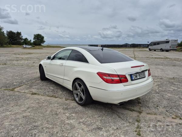 Белый Мерседес E 250 2010 в Лиепая, объемом двигателя 2.20 л и пробегом 275 тыс. км за 7200 €, фото 3 на AUTOMOTO.COM.LV