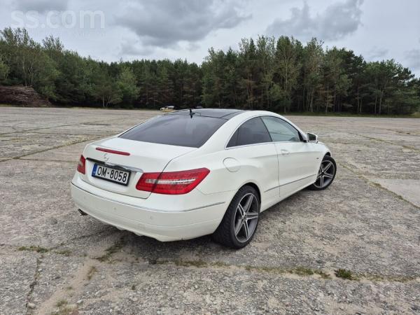 Белый Мерседес E 250 2010 в Лиепая, объемом двигателя 2.20 л и пробегом 275 тыс. км за 7200 €, фото 4 на AUTOMOTO.COM.LV