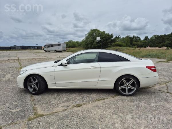 Белый Мерседес E 250 2010 в Лиепая, объемом двигателя 2.20 л и пробегом 275 тыс. км за 7200 €, фото 6 на AUTOMOTO.COM.LV