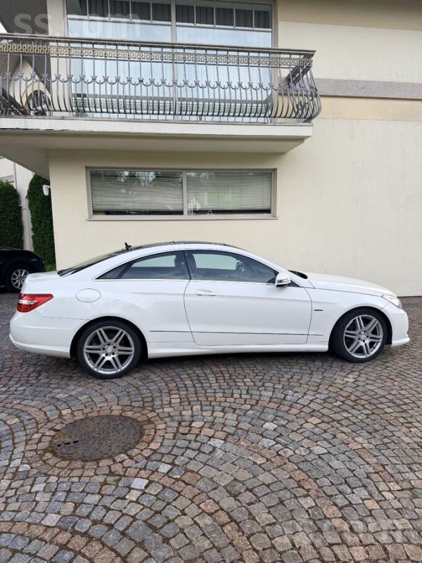 White Mercedes-Benz e-250 2011 in Riga, with an engine capacity of 2.10 L and mileage of 187 thousand km for 12000 €, photo 3 on AUTOMOTO.COM.LV