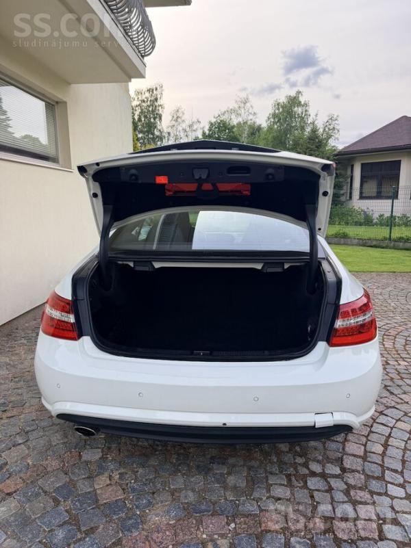 White Mercedes-Benz e-250 2011 in Riga, with an engine capacity of 2.10 L and mileage of 187 thousand km for 12000 €, photo 4 on AUTOMOTO.COM.LV
