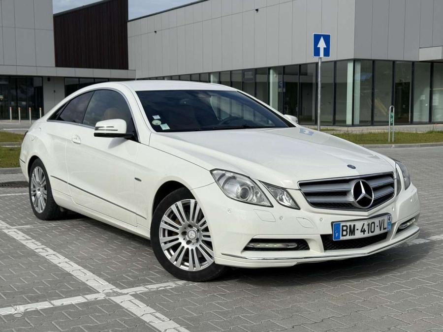 Белый Мерседес E 250 2011 в Вильнюс, объемом двигателя 2.14 л и пробегом 146 тыс. км за 8300 €, фото 1 на AUTOMOTO.COM.LV