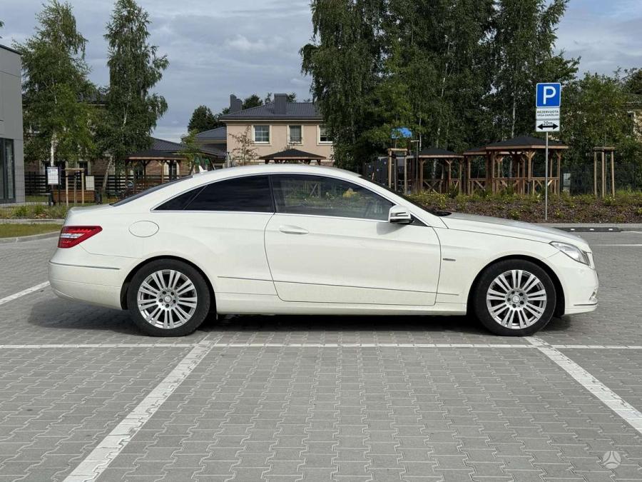 Белый Мерседес E 250 2011 в Вильнюс, объемом двигателя 2.14 л и пробегом 146 тыс. км за 8300 €, фото 3 на AUTOMOTO.COM.LV