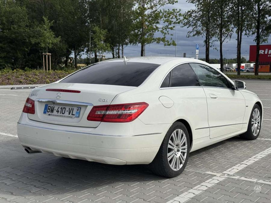 Белый Мерседес E 250 2011 в Вильнюс, объемом двигателя 2.14 л и пробегом 146 тыс. км за 8300 €, фото 4 на AUTOMOTO.COM.LV