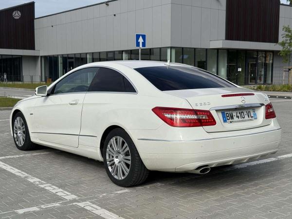 Белый Мерседес E 250 2011 в Вильнюс, объемом двигателя 2.14 л и пробегом 146 тыс. км за 8300 €, фото 6 на AUTOMOTO.COM.LV
