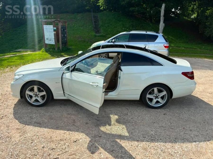 Белый Мерседес E 250 2011 в Лиепая, объемом двигателя 2.20 л и пробегом 203 тыс. км за 7000 €, фото 4 на AUTOMOTO.COM.LV