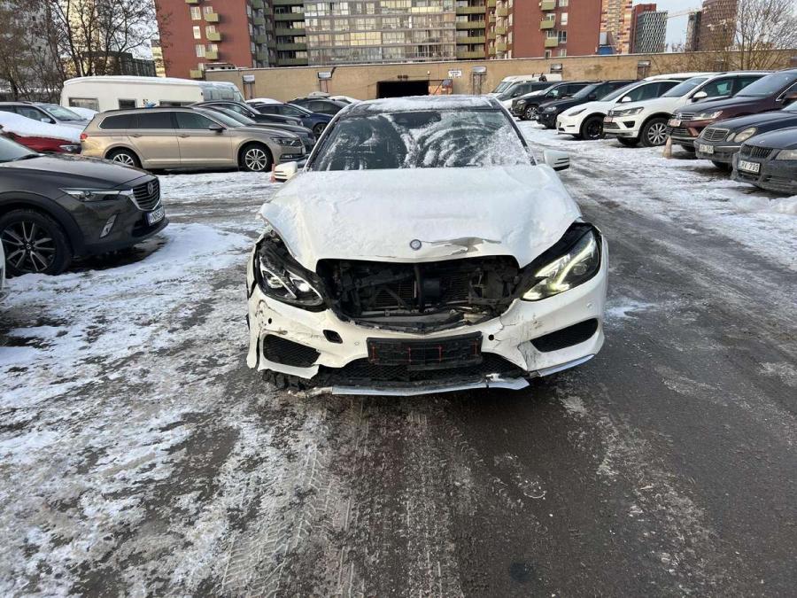 White Mercedes-Benz e-250 2016 in Vilnius, with an engine capacity of 2.20 L and mileage of 168 thousand km for 6700 €, photo 3 on AUTOMOTO.COM.LV