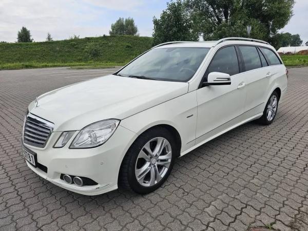 Белый Мерседес E 250 2010 в Рига, объемом двигателя 2.10 л и пробегом 352 тыс. км за 4990 €, фото 1 на AUTOMOTO.COM.LV
