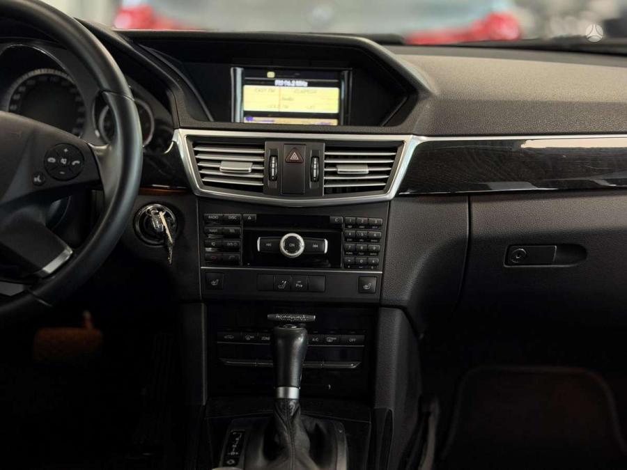 Белый Мерседес E 250 2010 в Клайпеда, объемом двигателя 2.14 л и пробегом 291 тыс. км за 8900 €, фото 18 на AUTOMOTO.COM.LV