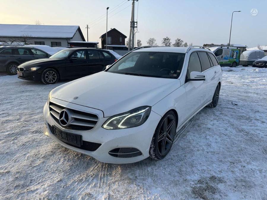 Белый Мерседес E 250 2013 в Каунас, объемом двигателя 2.14 л и пробегом 262 тыс. км за 9500 €, фото 1 на AUTOMOTO.COM.LV