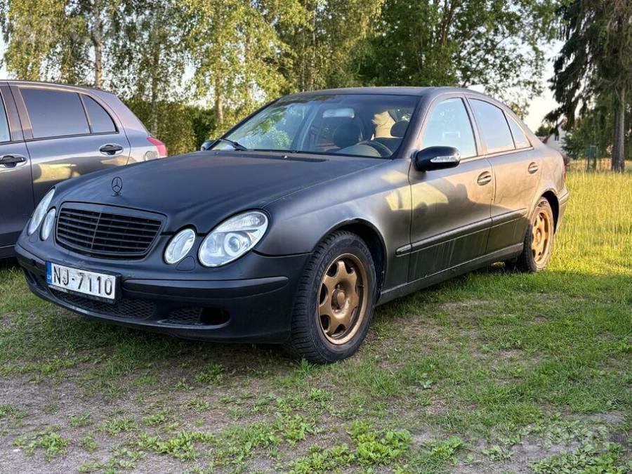 Black Mercedes-Benz E 270 2002 in Riga, with an engine capacity of 2.70 L and mileage of 427 thousand km for 700 €, photo 1 on AUTOMOTO.COM.LV