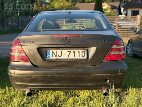 Black Mercedes-Benz E 270 2002 in Riga, with an engine capacity of 2.70 L and mileage of 427 thousand km for 700 €, photo 3 on AUTOMOTO.COM.LV