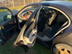 Black Mercedes-Benz E 270 2002 in Riga, with an engine capacity of 2.70 L and mileage of 427 thousand km for 700 €, photo 5 on AUTOMOTO.COM.LV