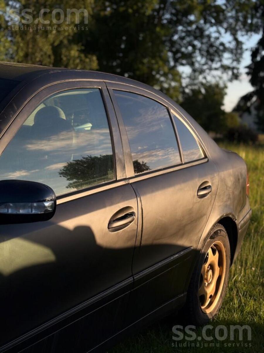 Black Mercedes-Benz E 270 2002 in Riga, with an engine capacity of 2.70 L and mileage of 427 thousand km for 700 €, photo 11 on AUTOMOTO.COM.LV