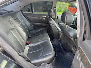 Black Mercedes-Benz E 270 2002 in Narva, with an engine capacity of 2.70 L and mileage of 238 thousand km for 1200 €, photo 9 on AUTOMOTO.COM.LV