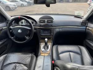 Black Mercedes-Benz E 270 2002 in Narva, with an engine capacity of 2.70 L and mileage of 238 thousand km for 1200 €, photo 16 on AUTOMOTO.COM.LV