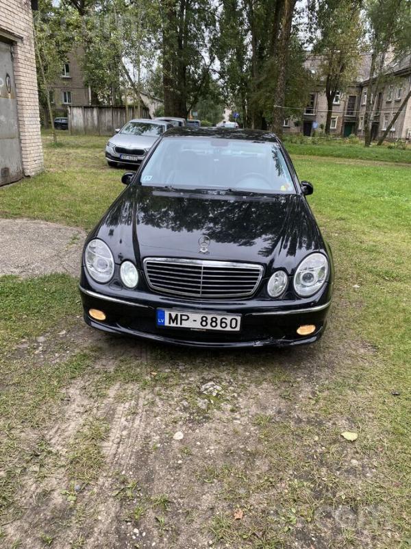 Black Mercedes-Benz E 270 2003 in Riga, with an engine capacity of 2.70 L and mileage of 407 thousand km for 3500 €, photo 1 on AUTOMOTO.COM.LV
