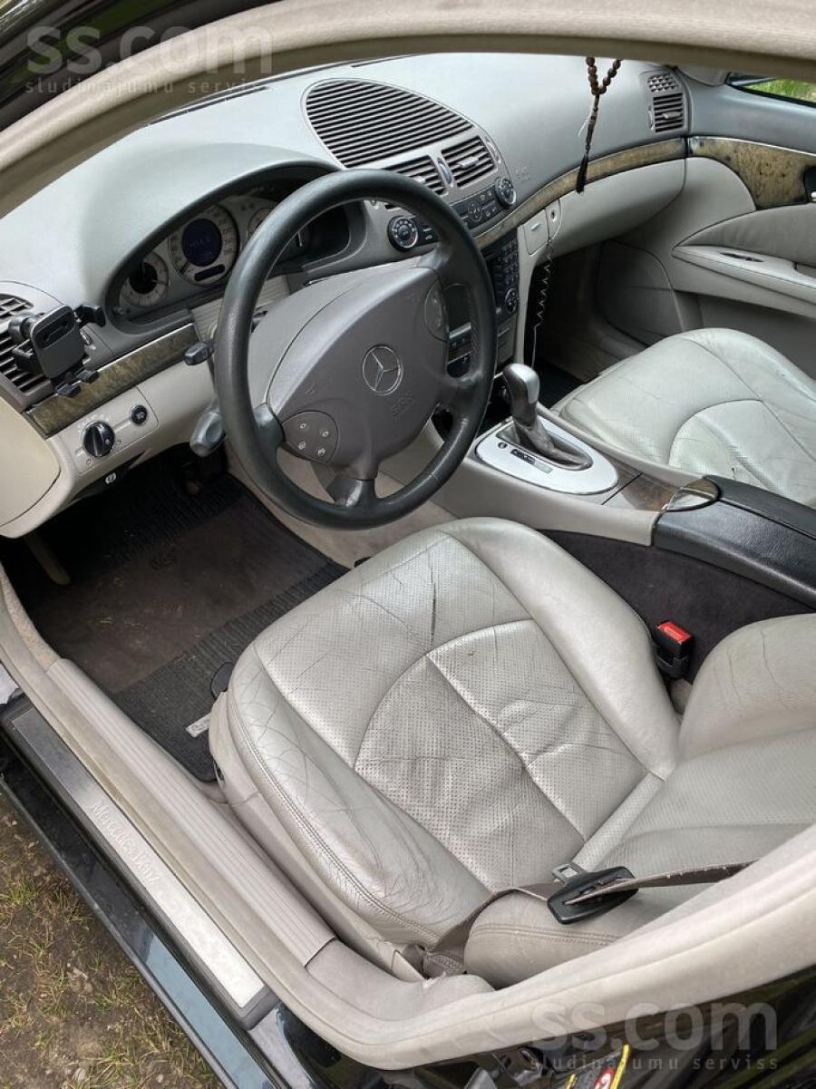 Black Mercedes-Benz E 270 2003 in Riga, with an engine capacity of 2.70 L and mileage of 407 thousand km for 3500 €, photo 4 on AUTOMOTO.COM.LV