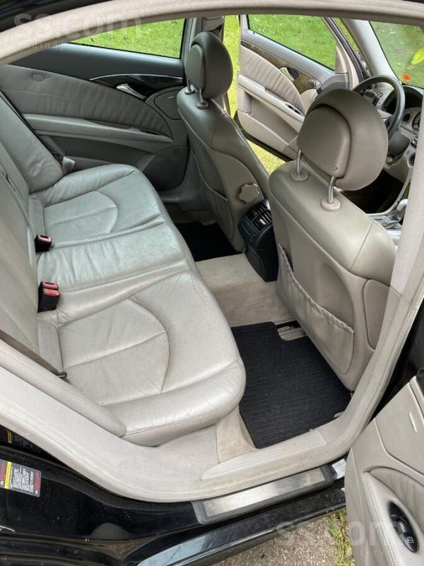 Black Mercedes-Benz E 270 2003 in Riga, with an engine capacity of 2.70 L and mileage of 407 thousand km for 3500 €, photo 4 on AUTOMOTO.COM.LV